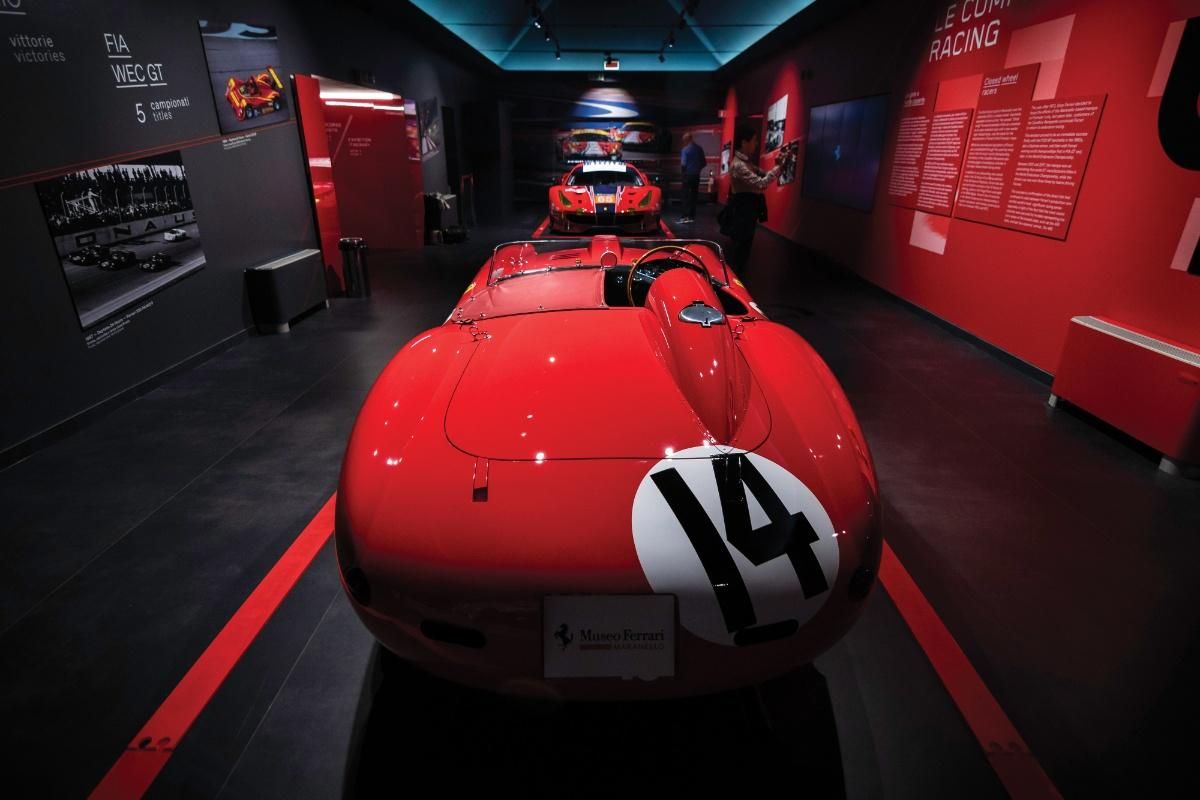 Ferrari 290 MM sprzedane za 22 mln dolarów. Jeździły nim legendy F1 ...