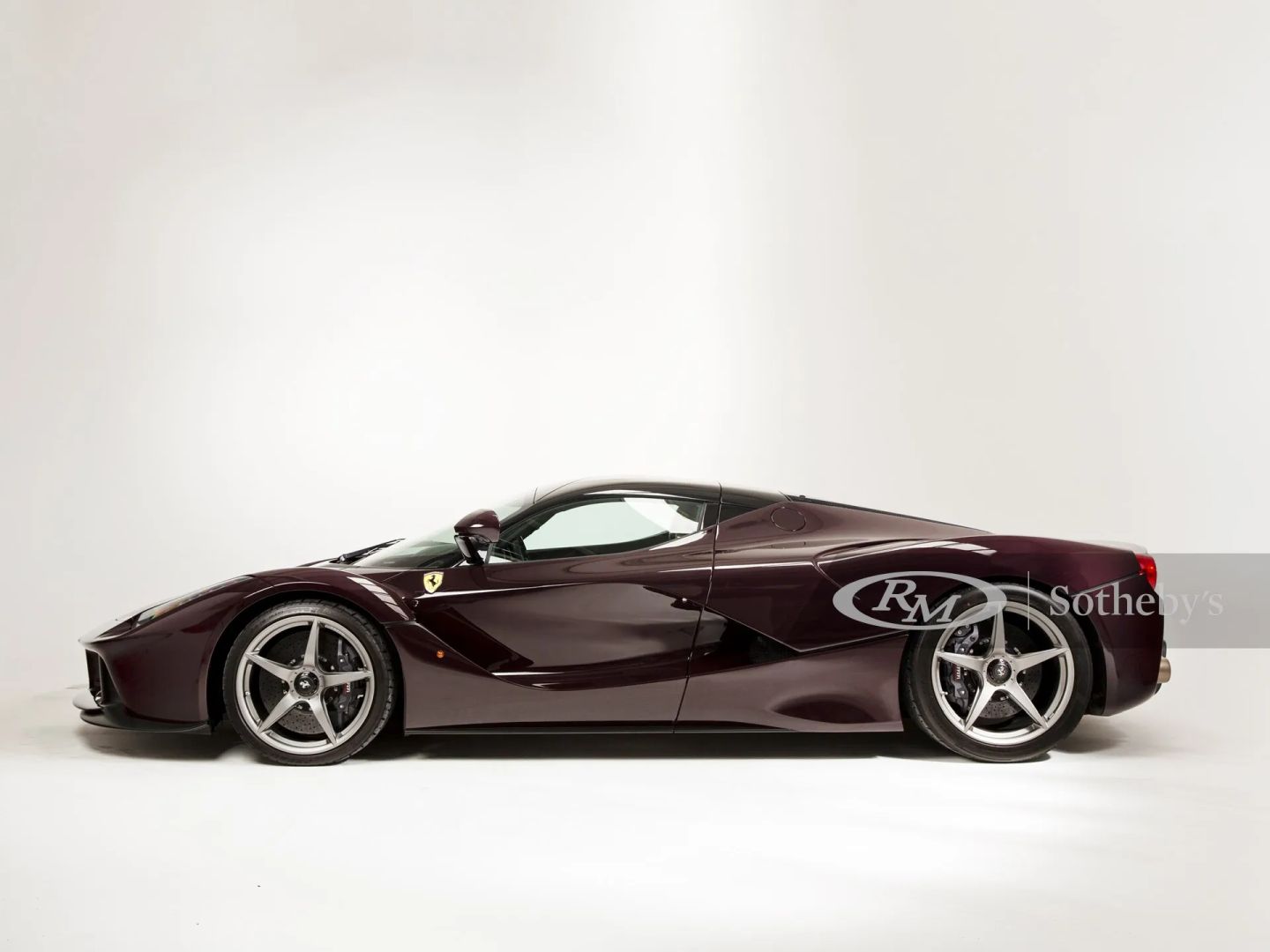 LaFerrari w unikatowym kolorze sprzedane za ponad 2 mln funtów